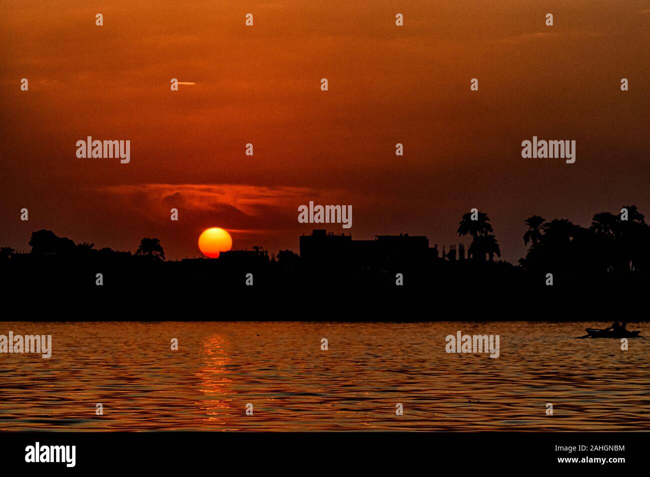 The sun setting over the river hi-res stock photography and images - Alamy