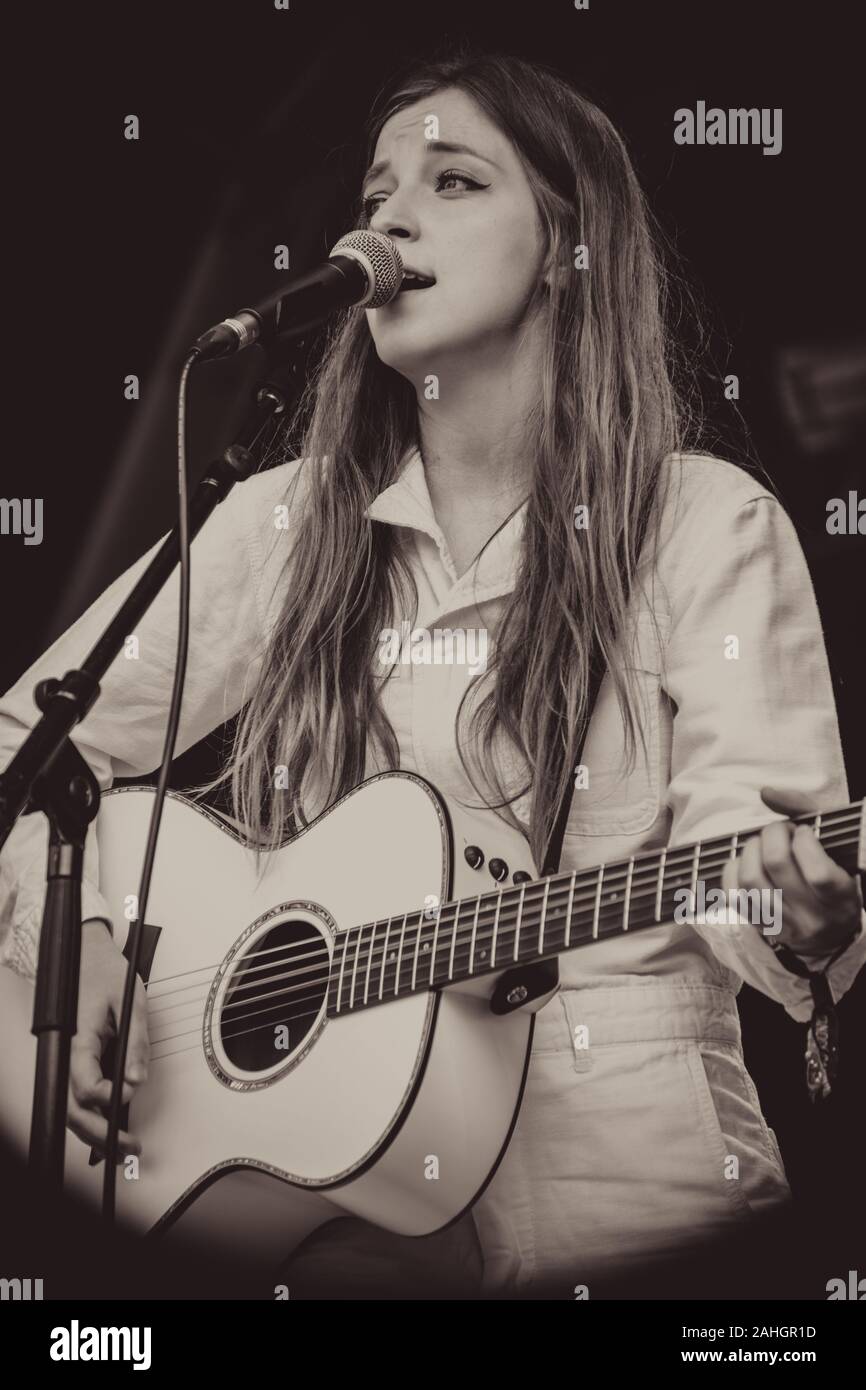 Singer jade bird hi-res stock photography and images - Alamy