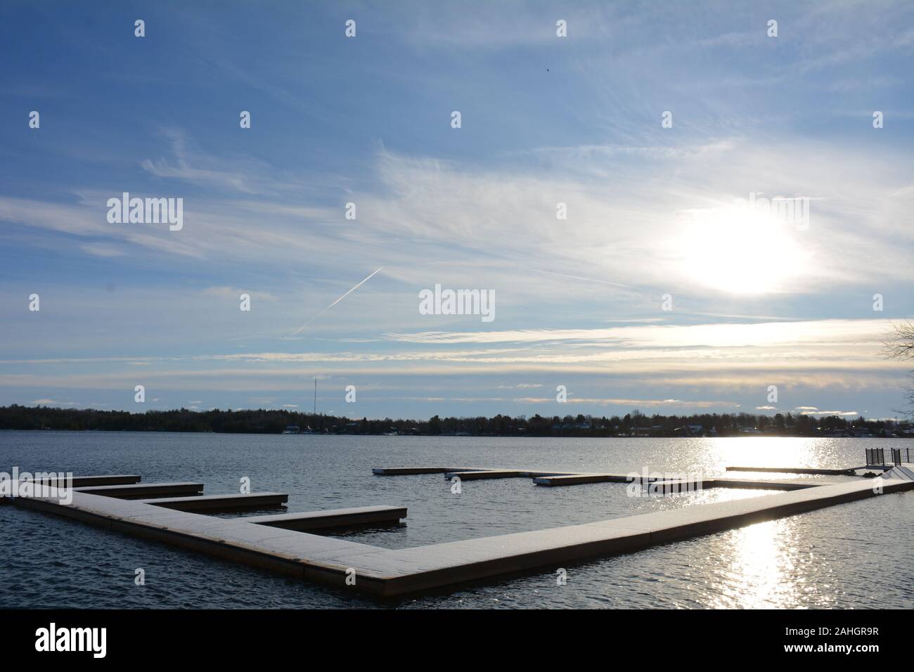 Empty floating docks in early winter Stock Photo - Alamy