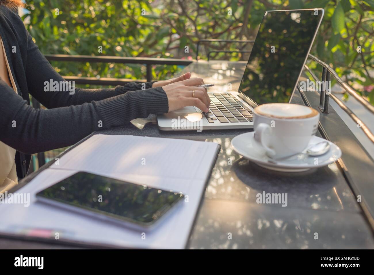 Female hands writing note outdoor the office Stock Photo - Alamy