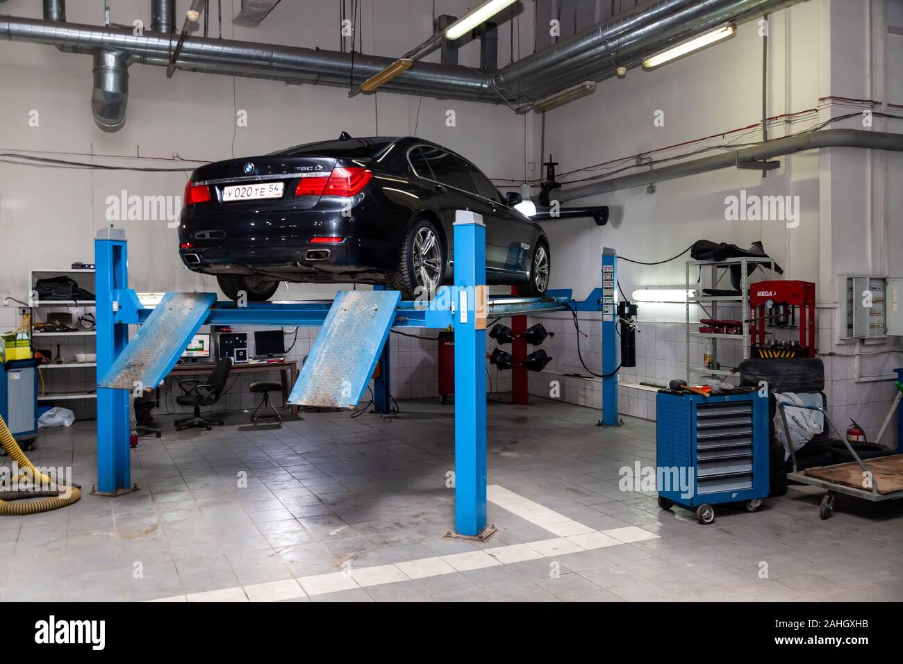 Bmw service check hi-res stock photography and images - Alamy