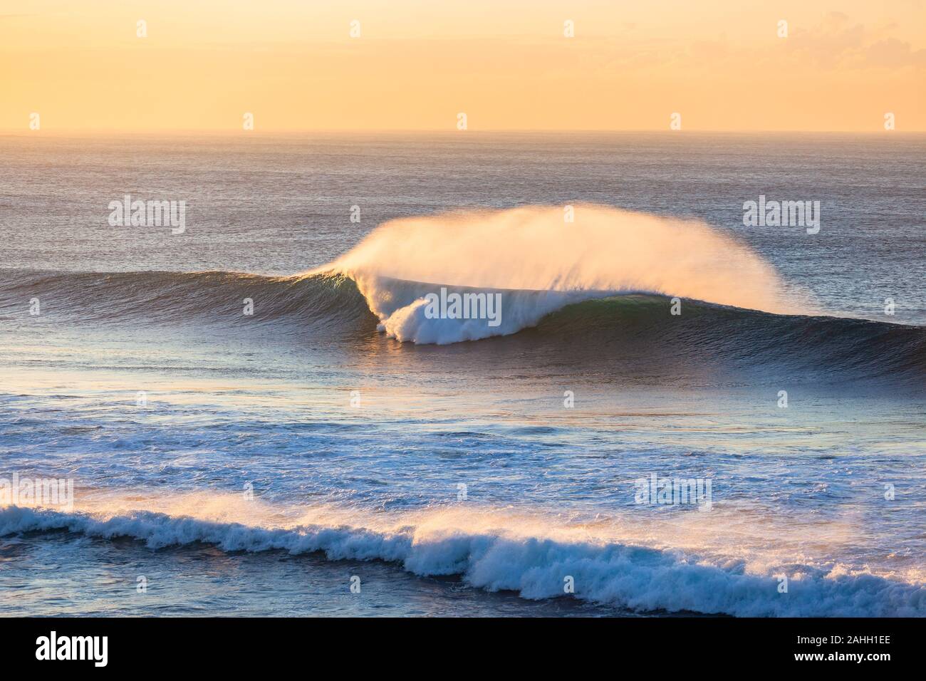 Wave morning light colors offshore winds water spray ocean horizon ...