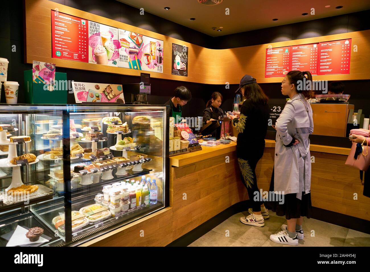 Queue Line People Starbucks Cafe High Resolution Stock Photography and ...