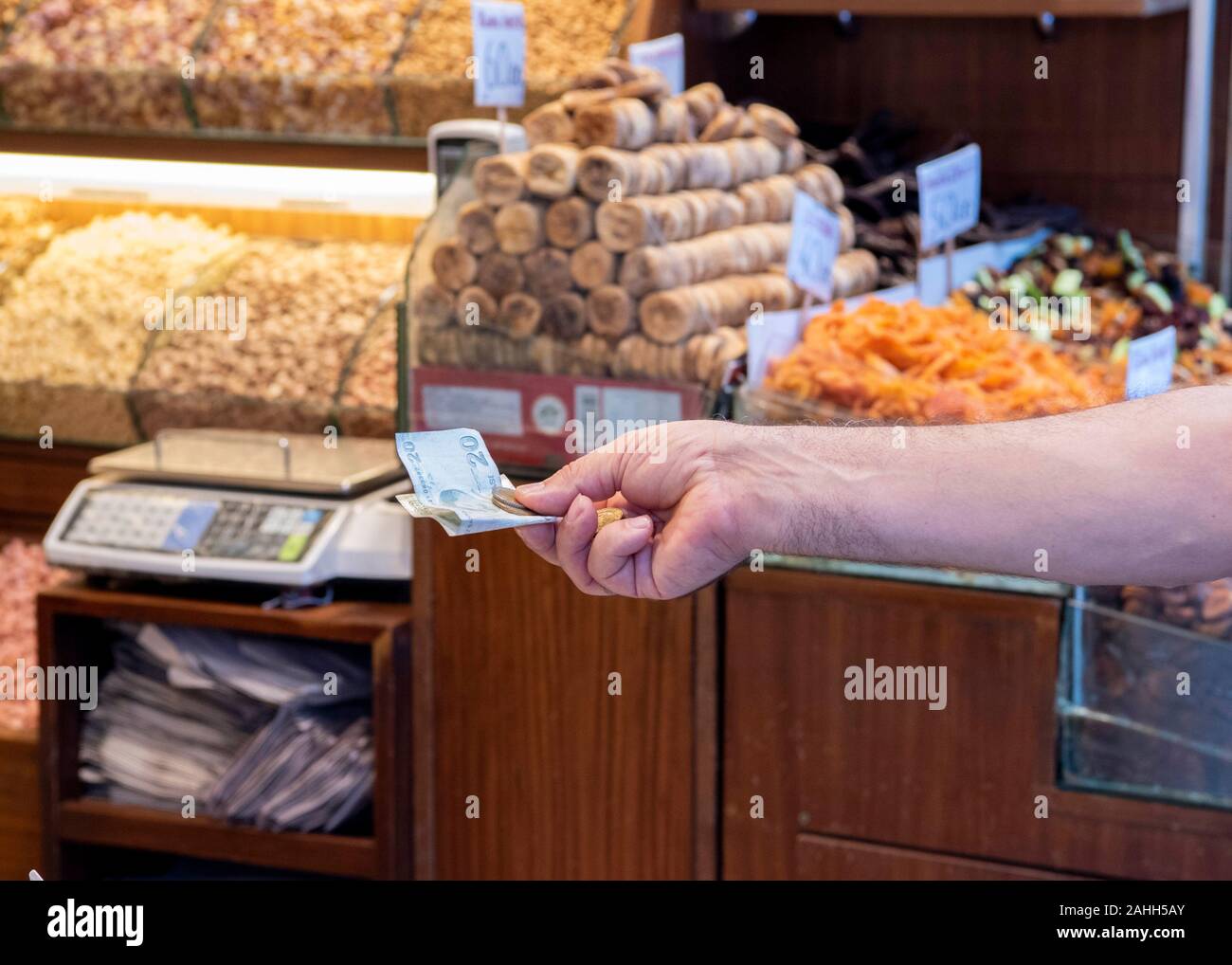 Paying at the grocery hi-res stock photography and images - Alamy