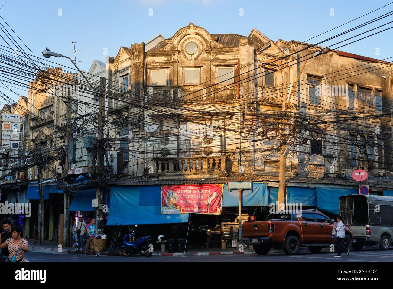 A traditional-style dilapidated old shophouse building Charoen Krung ...