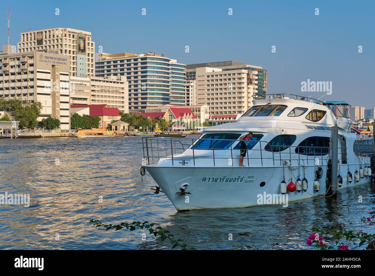 A tour boat anchored at (pier) Tha Maharat (Maharaj) by the Chao Phraya ...