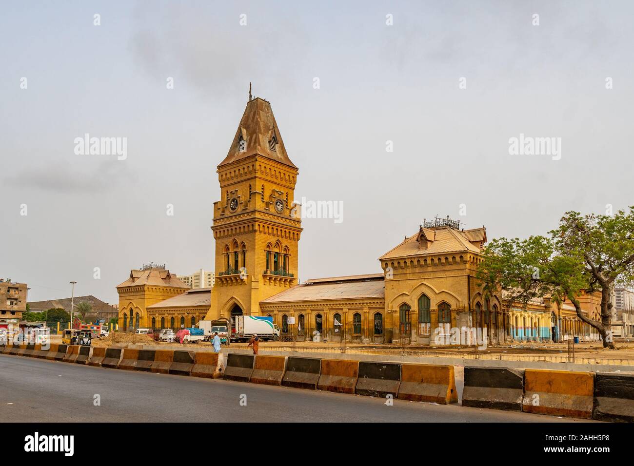Karachi street hi-res stock photography and images - Alamy