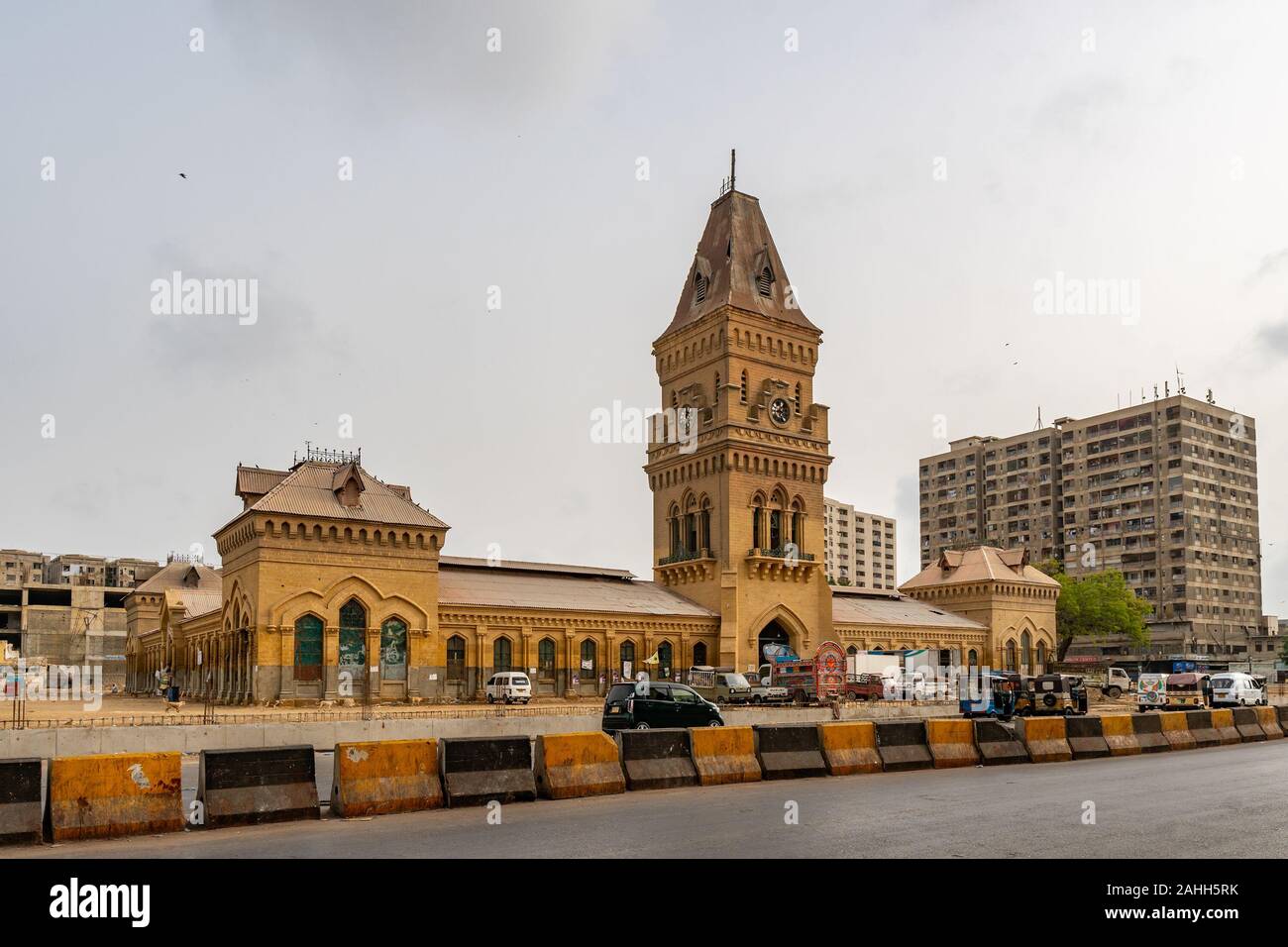 Karachi street hi-res stock photography and images - Alamy