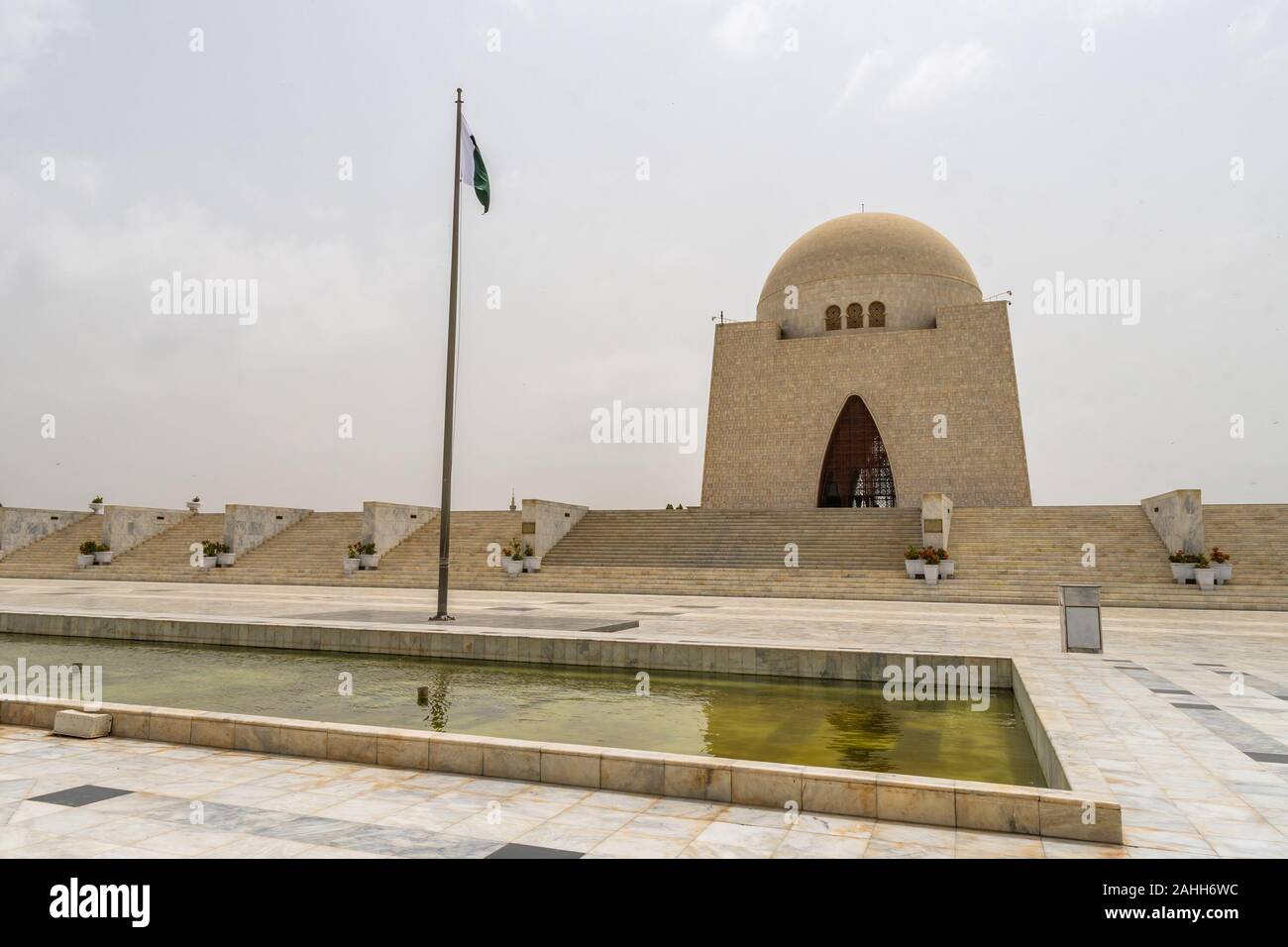 Karachi Mazar-e-Quaid Jinnah Mausoleum Picturesque View with Fountain ...