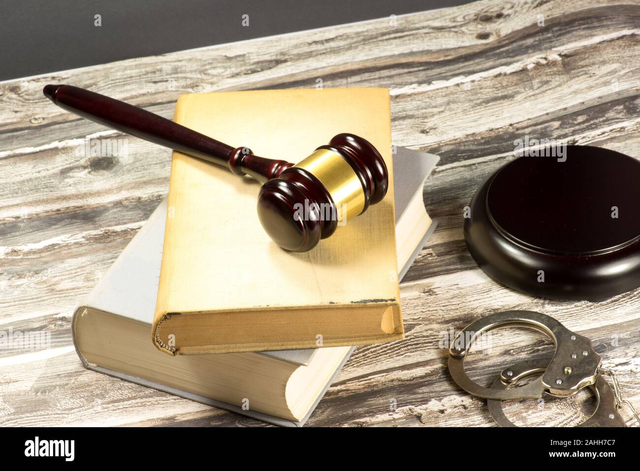 Judge gavel books hi-res stock photography and images - Alamy