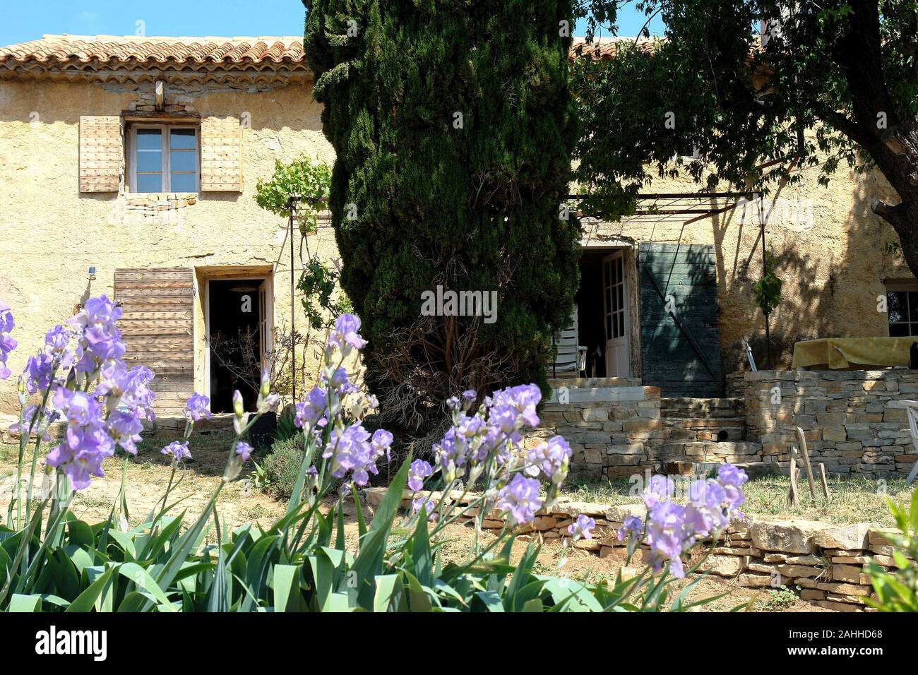 Old Provence farmhouse Stock Photo - Alamy