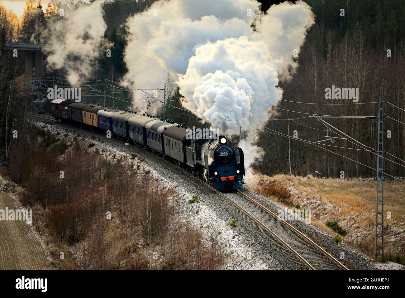 VR Hr1 Class steam locomotive Ukko-Pekka 1009 pulling carriages on a ...
