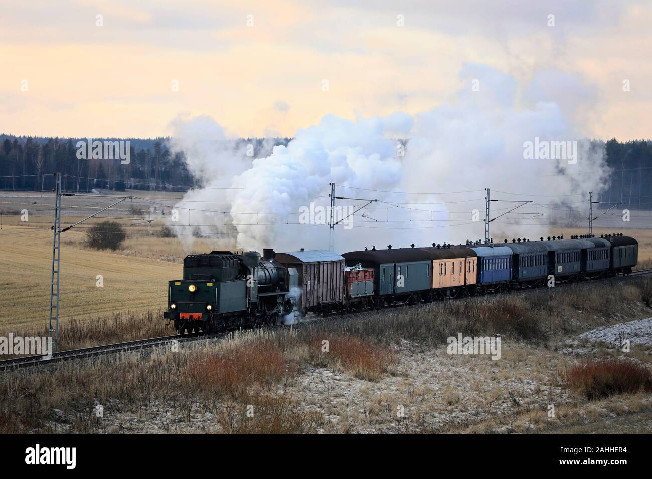 VR Hr1 Class steam locomotive Ukko-Pekka 1009 pulling carriages on a ...
