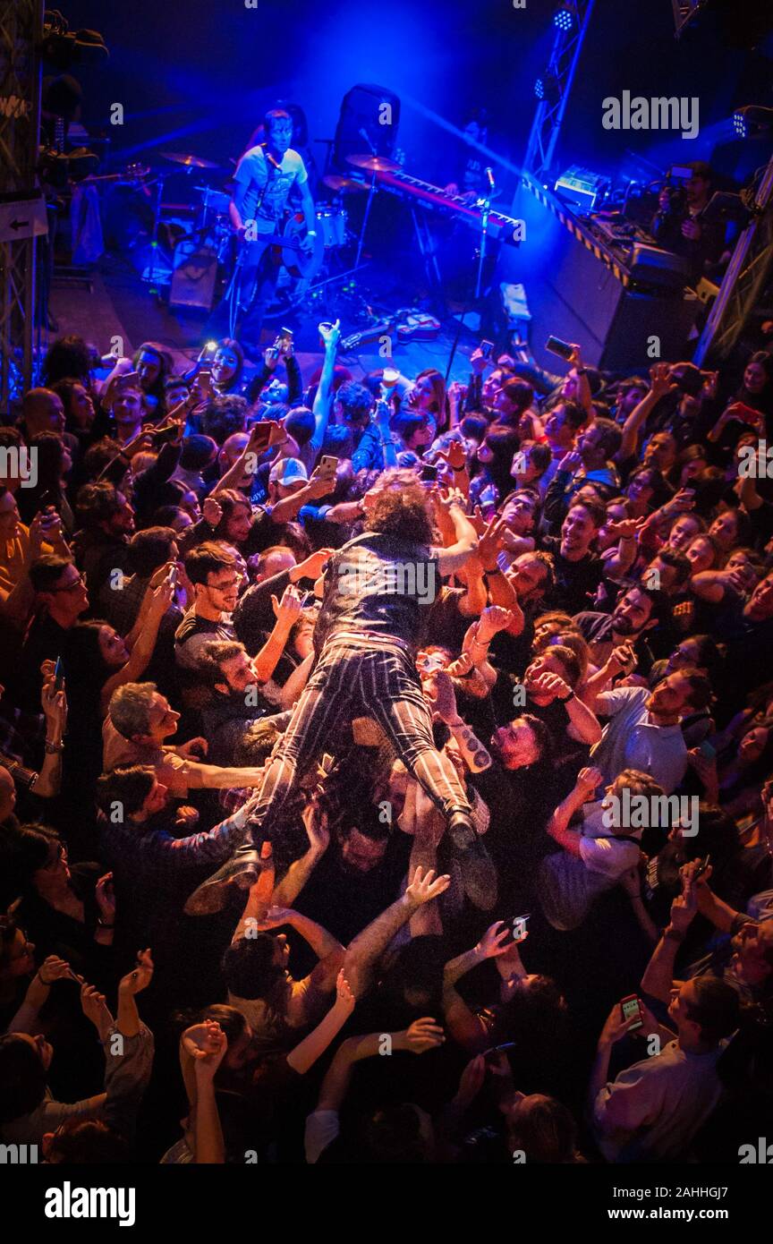 Stage diving the pubblico dello swamp sostiene andrea appino hi-res ...