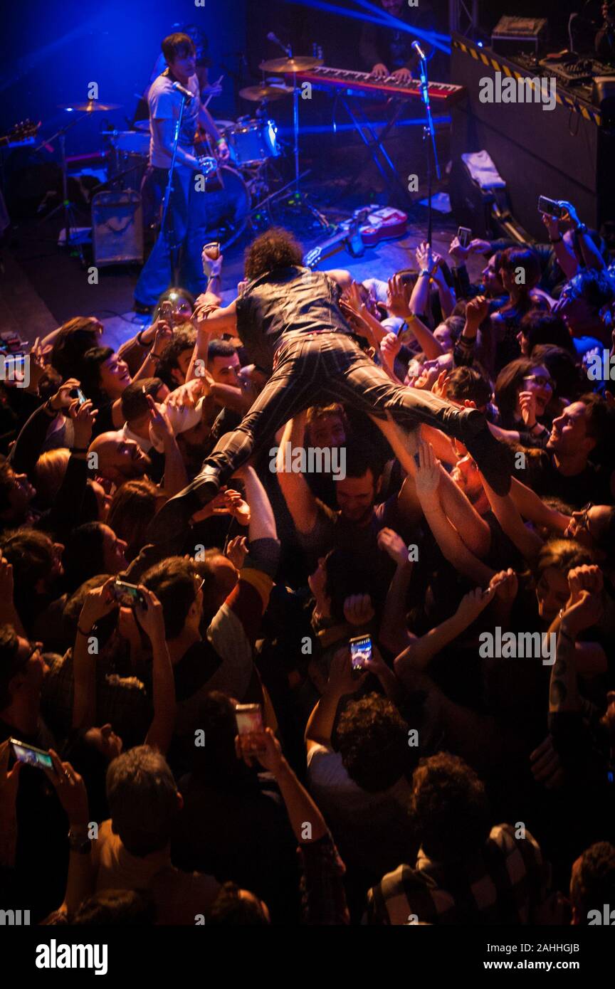 Stage diving the pubblico dello swamp sostiene andrea appino hi-res ...