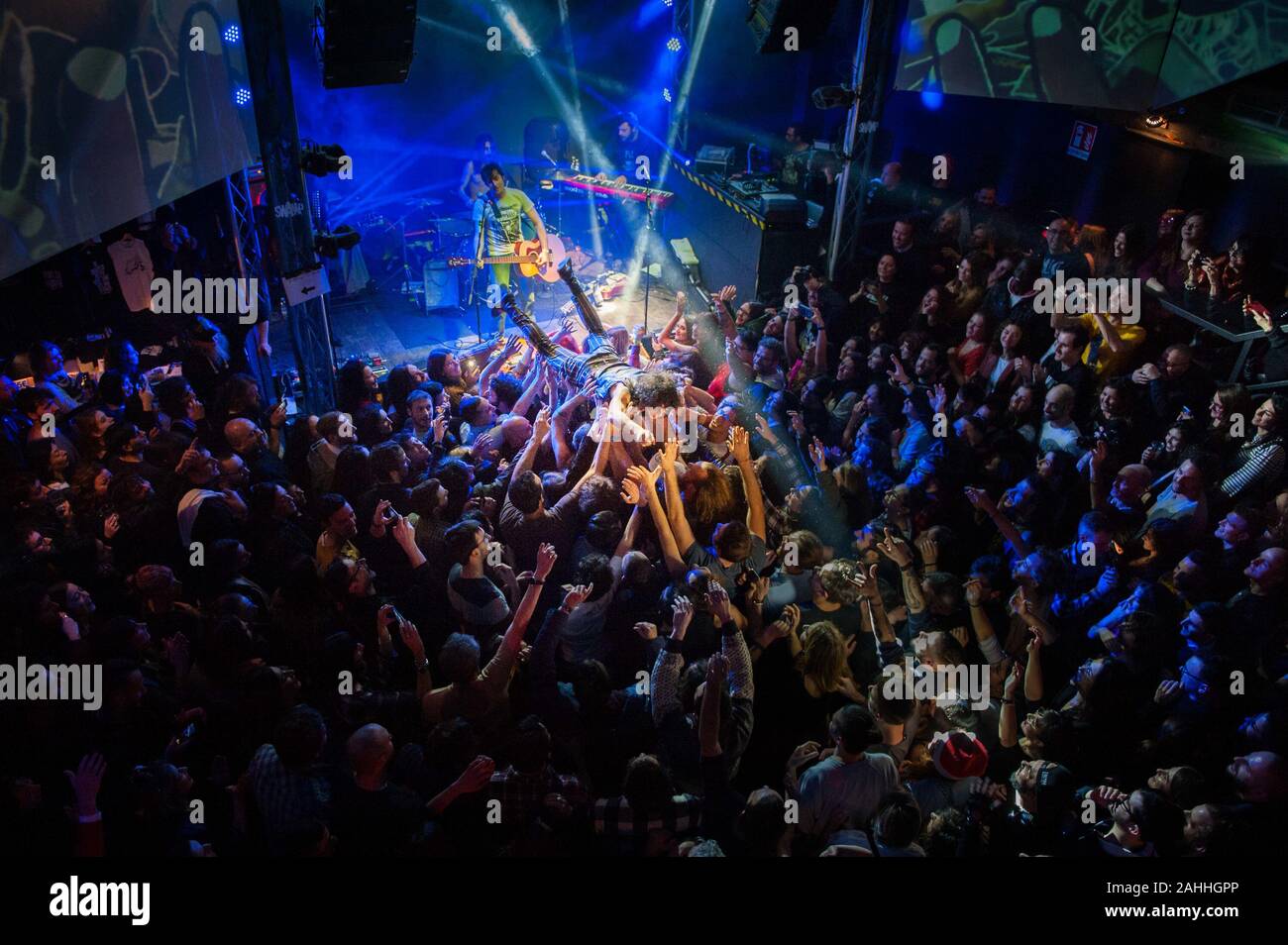 Stage diving the pubblico dello swamp sostiene andrea appino hi-res ...