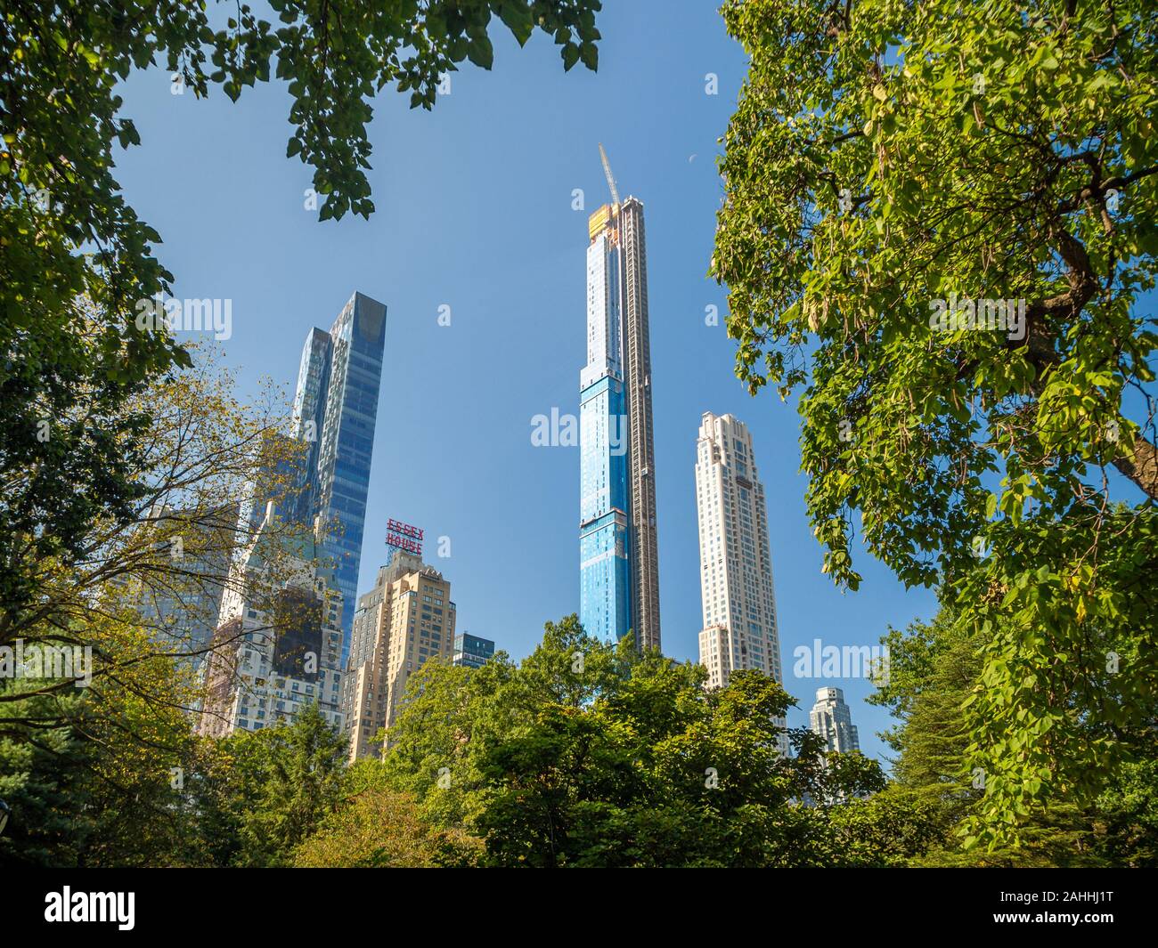 New york buildings from below hi-res stock photography and images - Alamy