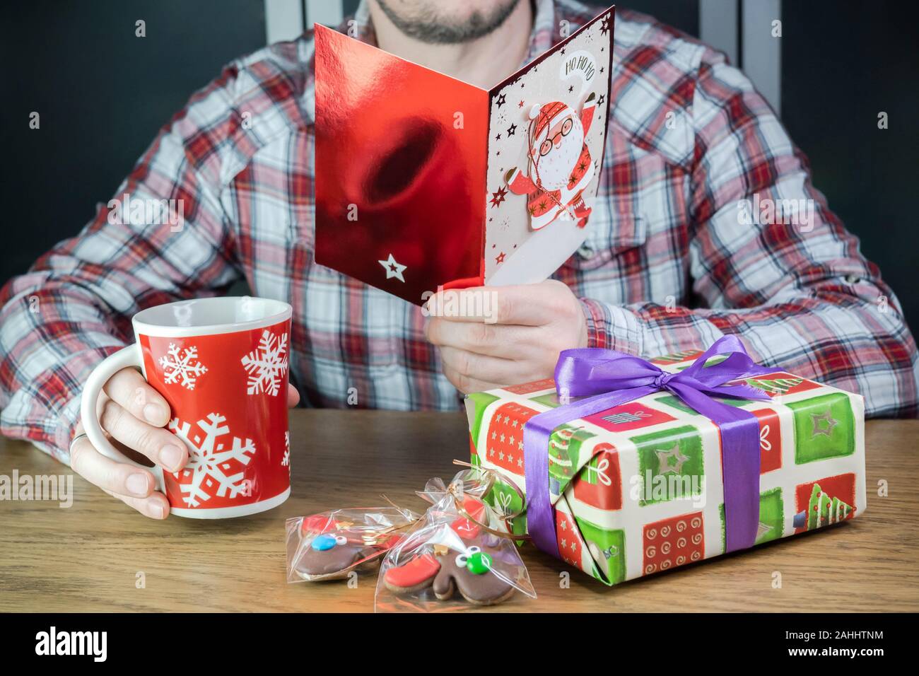 Reading a card hi-res stock photography and images - Alamy