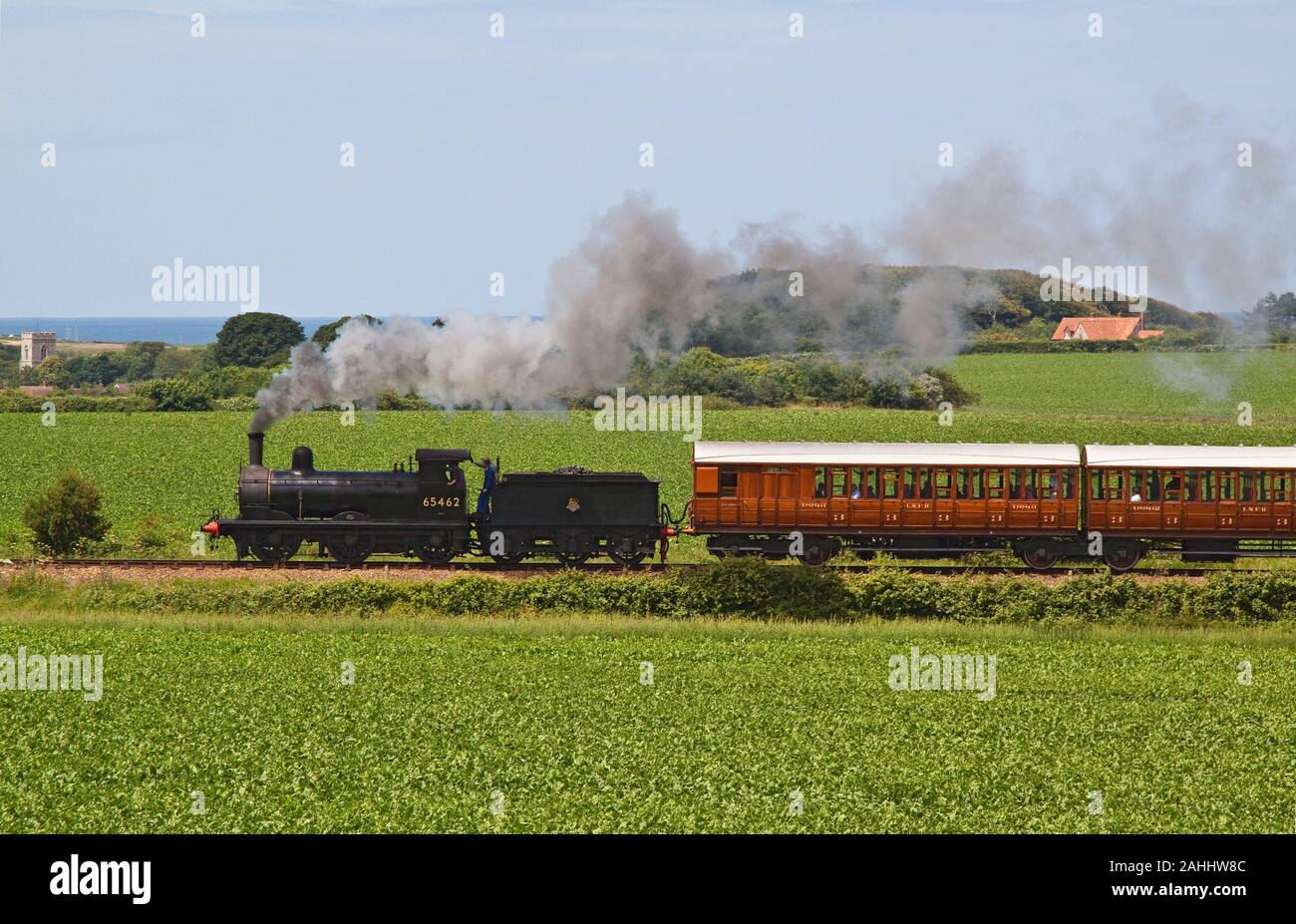 J15 steam locomotive with Gresley Quad Art set of wooden carriages ...