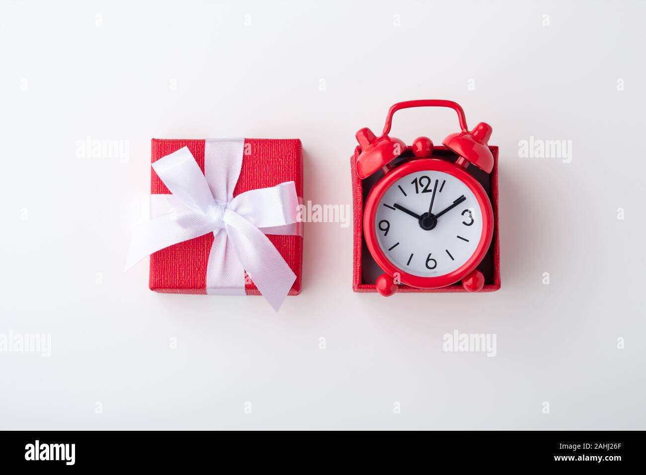 Clock in gift ribbon hi-res stock photography and images - Alamy
