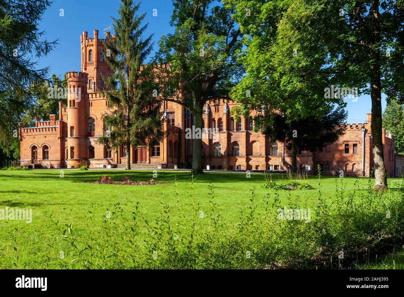 English neo gothic palace hi-res stock photography and images - Alamy