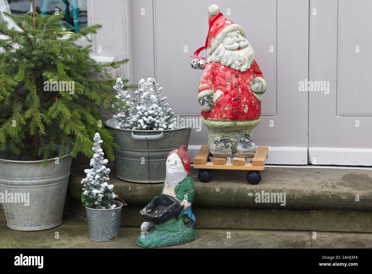 Christmas decoration on a doorstep Stock Photo - Alamy