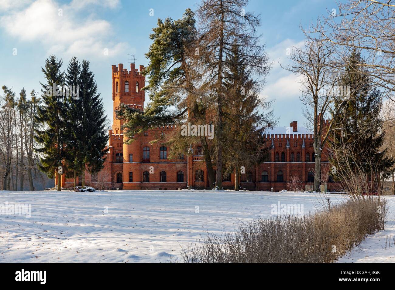 English neo gothic palace hi-res stock photography and images - Alamy