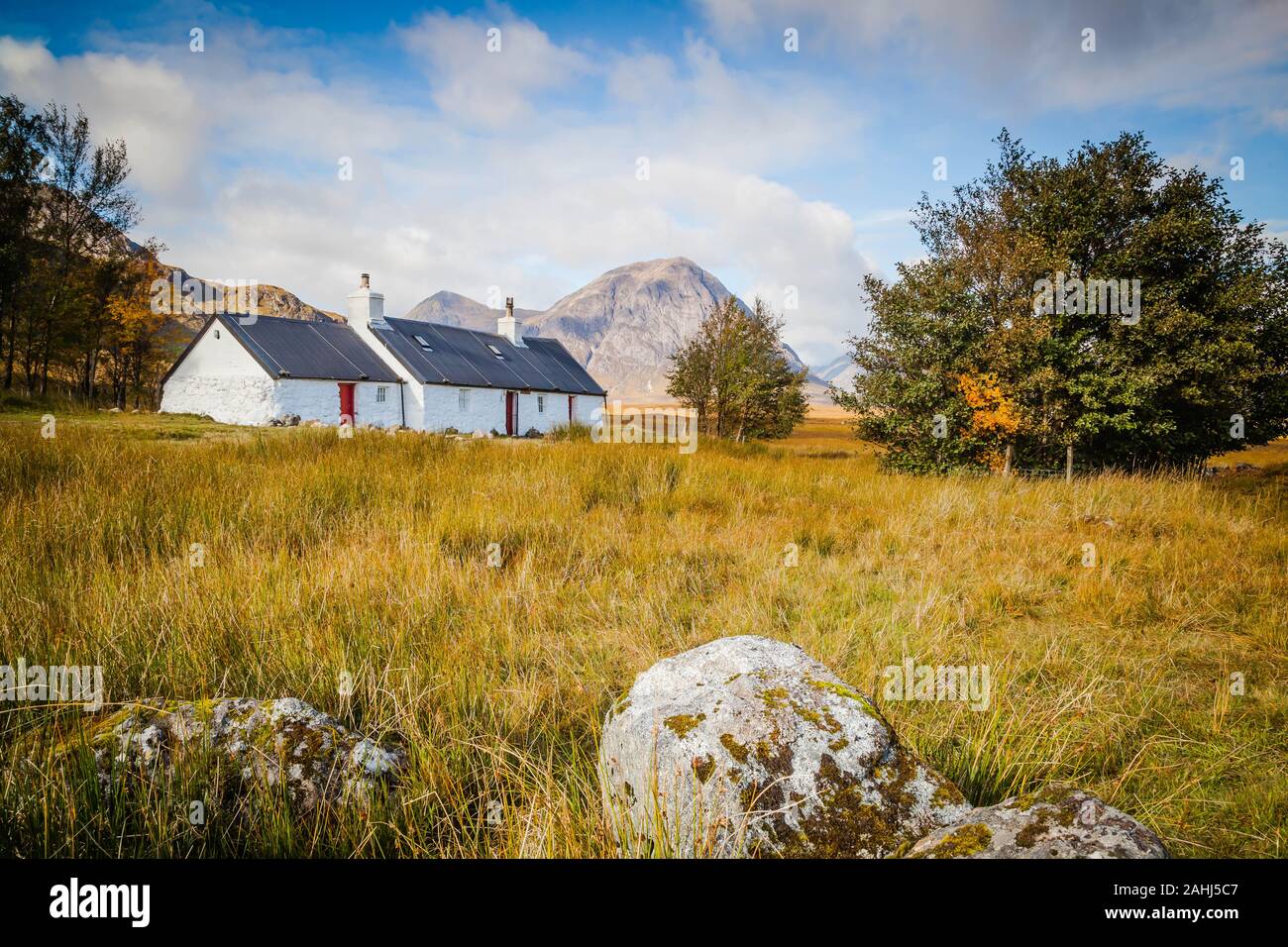 Cottage Snow Uk High Resolution Stock Photography and Images - Alamy