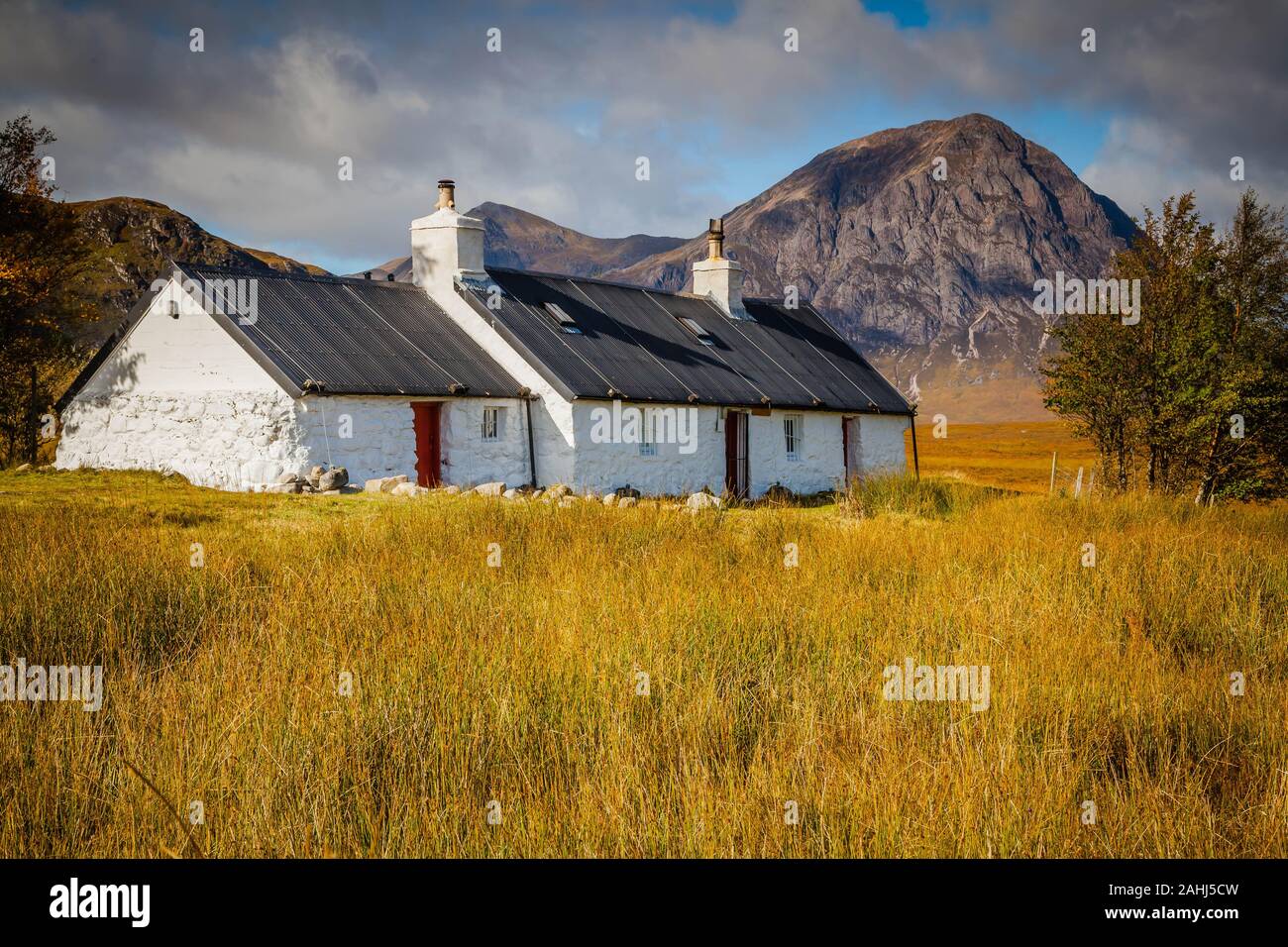 Cottage Snow Uk High Resolution Stock Photography and Images - Alamy