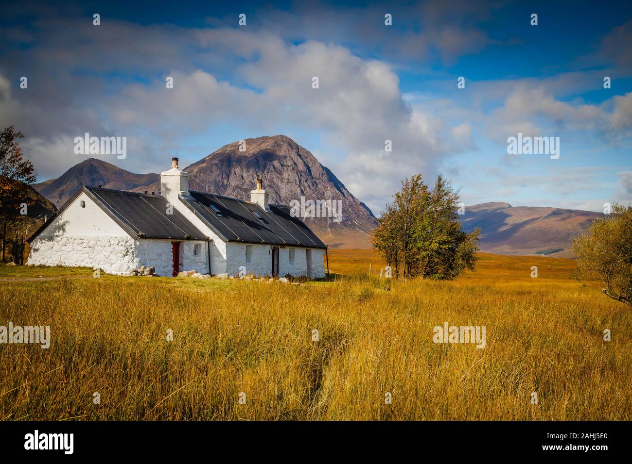 Cottage Snow Uk High Resolution Stock Photography and Images - Alamy
