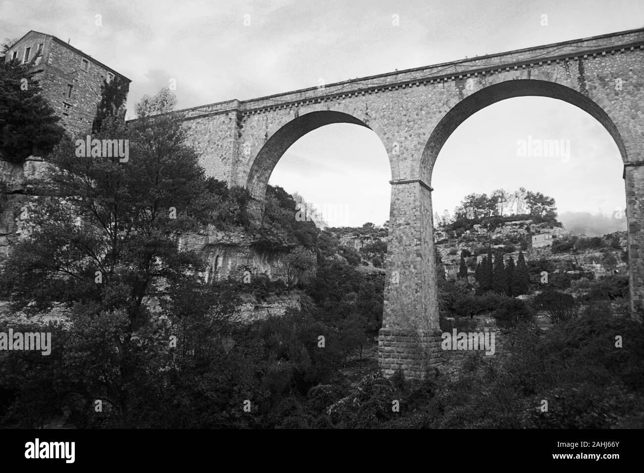 Bridge over the River Cesse, Minerve, Hérault, Occitanie, France. Black ...