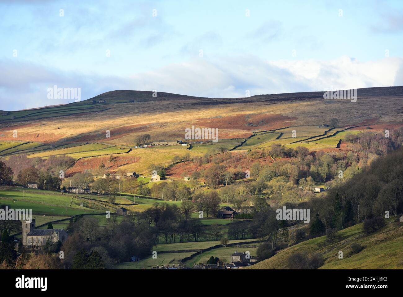 Langthwaite nestling in the valley in Arkengarthdale Stock Photo - Alamy