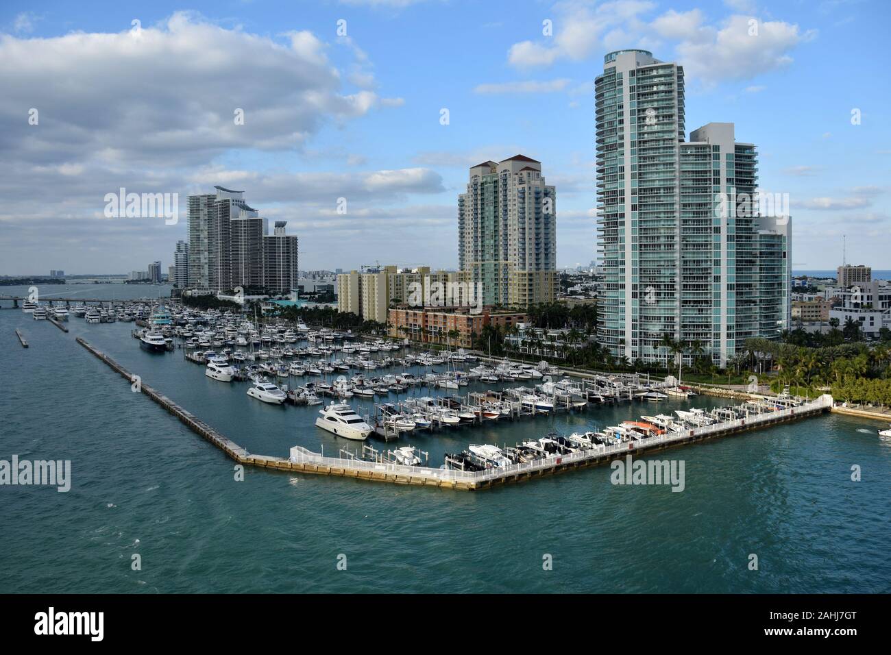 Miami beach Florida waterfront scenery and boat marina Stock Photo - Alamy