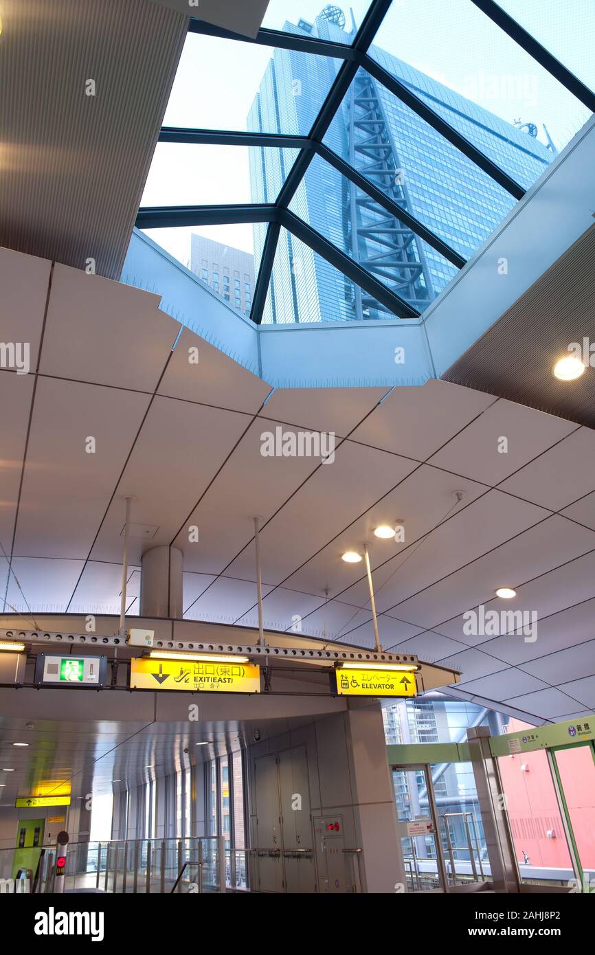 Platform station tokyo hi-res stock photography and images - Alamy