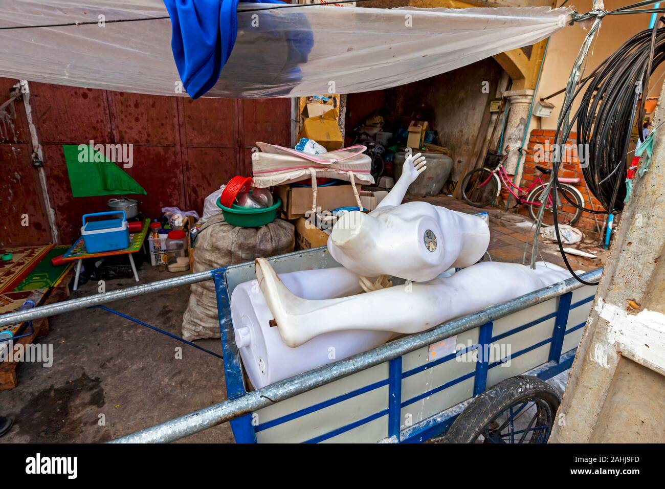 Living mannequin hi-res stock photography and images - Alamy