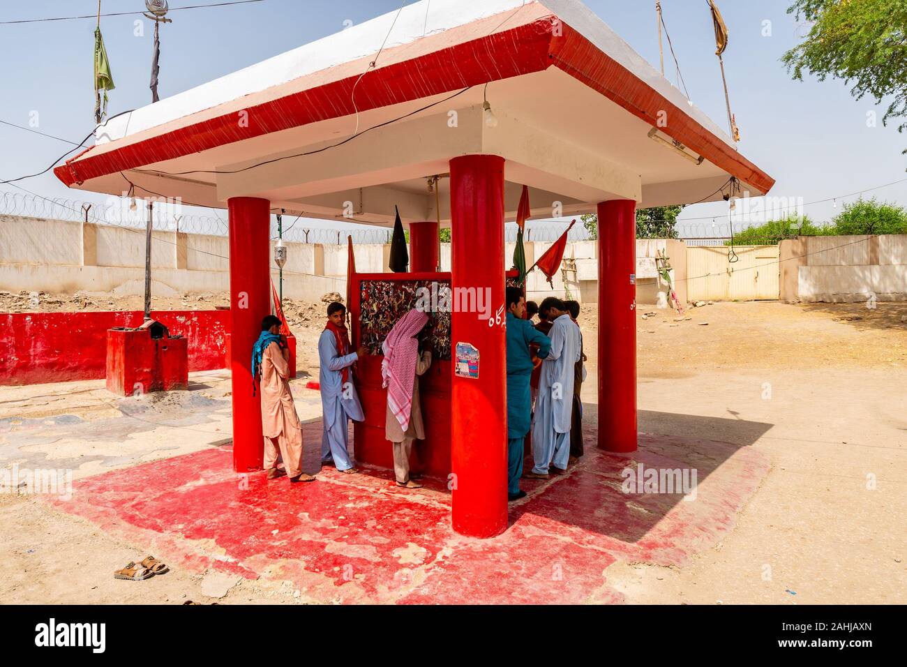 Sukkur Hazrat Syed Sadar Ur Din Shah Tomb at Bukkur Island Picturesque ...
