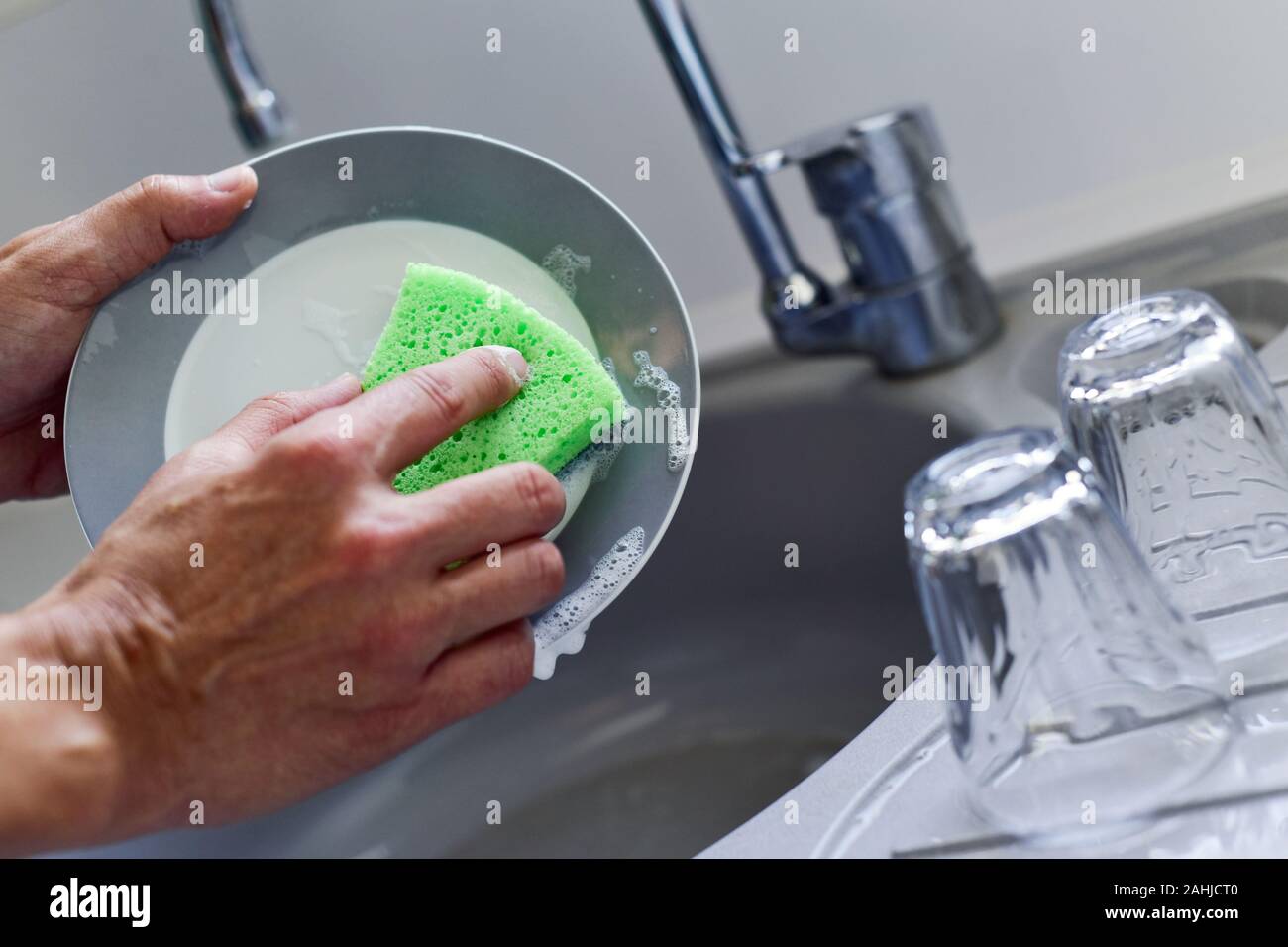 Man washing dishes hi-res stock photography and images - Alamy