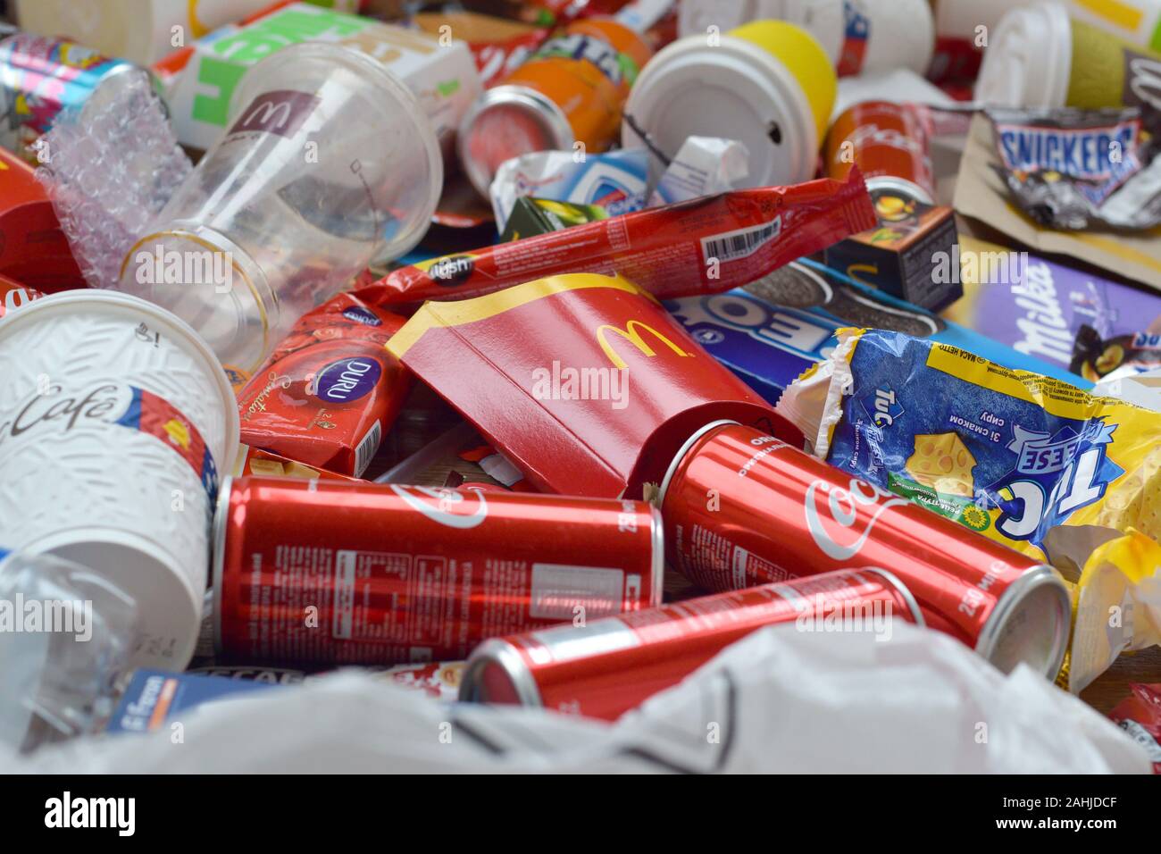 Coca cola tin box hi-res stock photography and images - Alamy