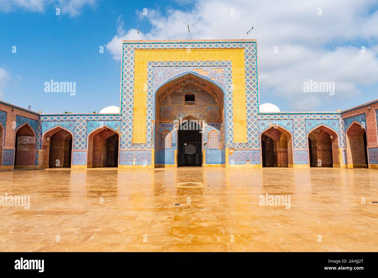 Thatta Shah Jahan Mosque Picturesque View of the Courtyard on a Sunny ...