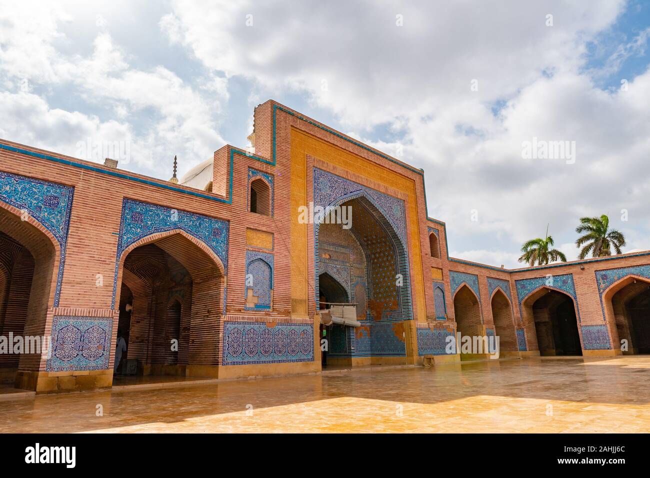 Thatta Shah Jahan Mosque Picturesque View of the Courtyard on a Sunny ...