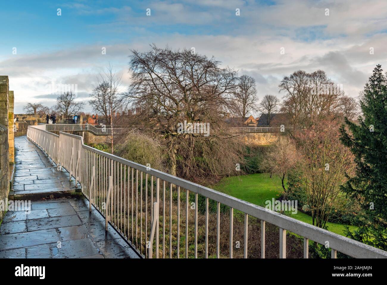 YORK CITY ENGLAND THE CITY WALLS IN WINTER WITH PEOPLE Stock Photo - Alamy