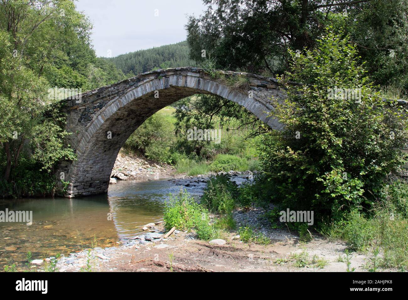Bulgaria, old medieval stone bridge crossing river Stock Photo - Alamy