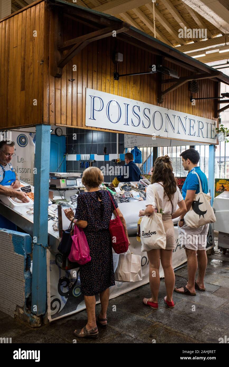 Paris fish market seafood market hi-res stock photography and images ...