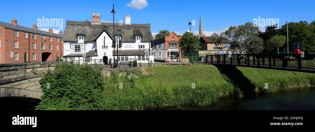 Summer, the Olde White Horse pub, Spalding town; Lincolnshire County ...