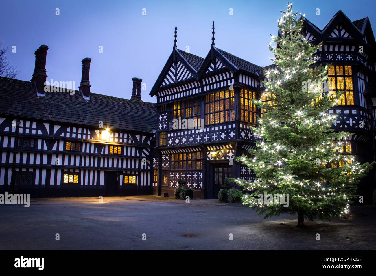 Tudor hall hi-res stock photography and images - Alamy