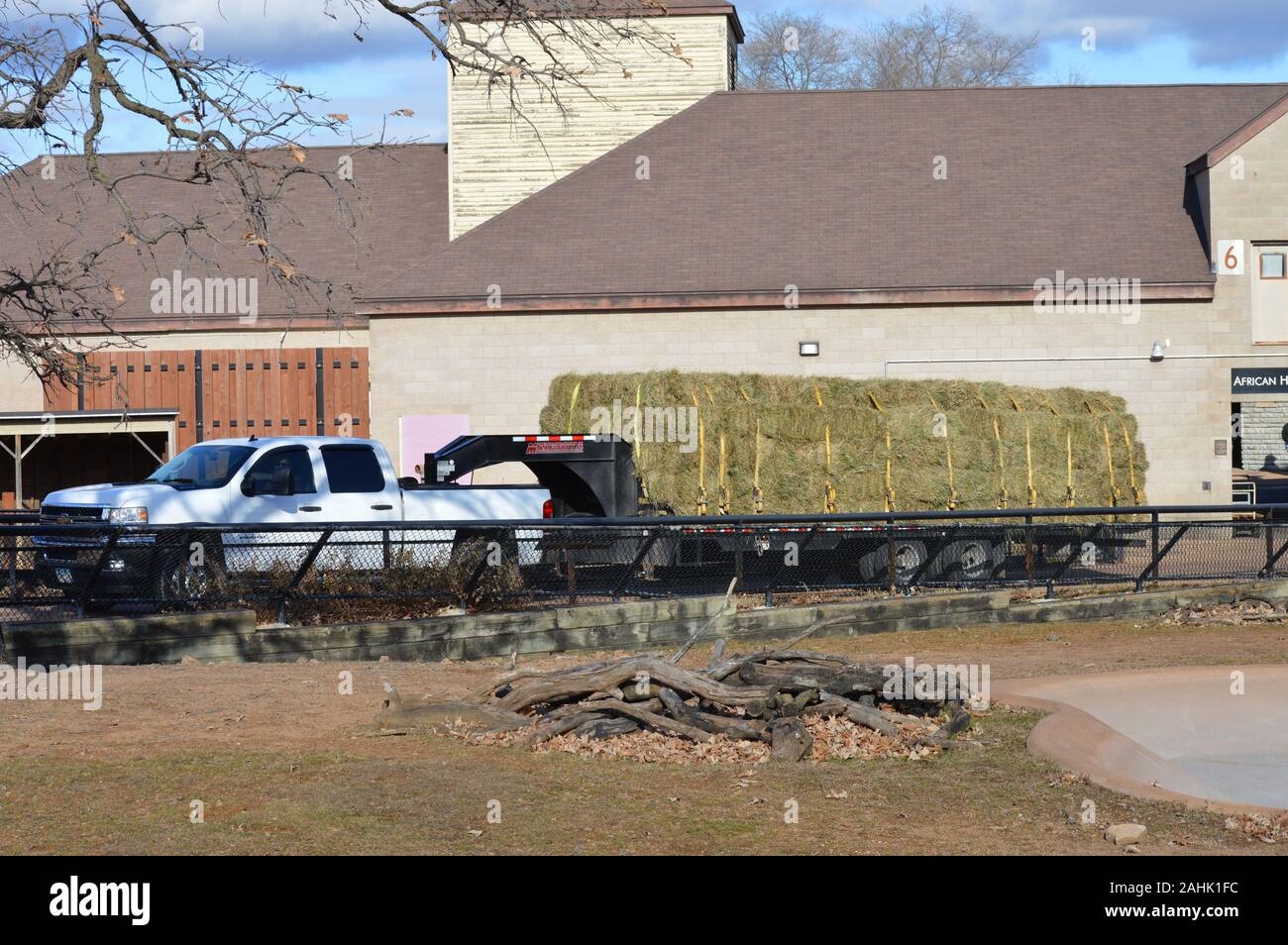 Unloading bales hi-res stock photography and images - Alamy