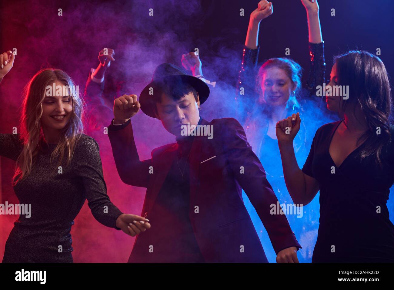 Man surrounded by women nightlife hi-res stock photography and images ...