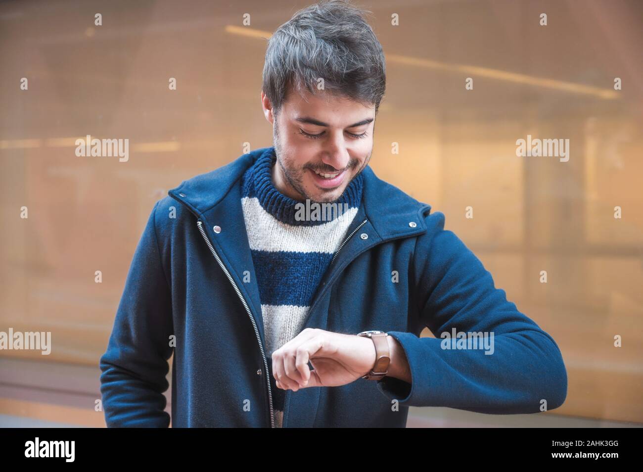 Man watching clock hi-res stock photography and images - Alamy
