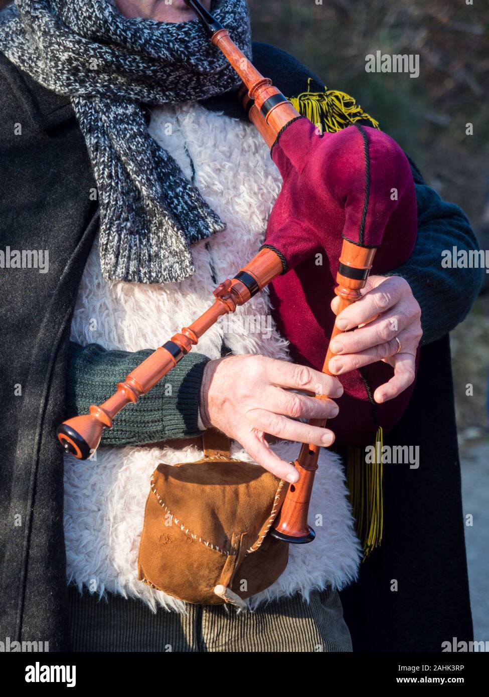 Highland pipe player hi-res stock photography and images - Alamy