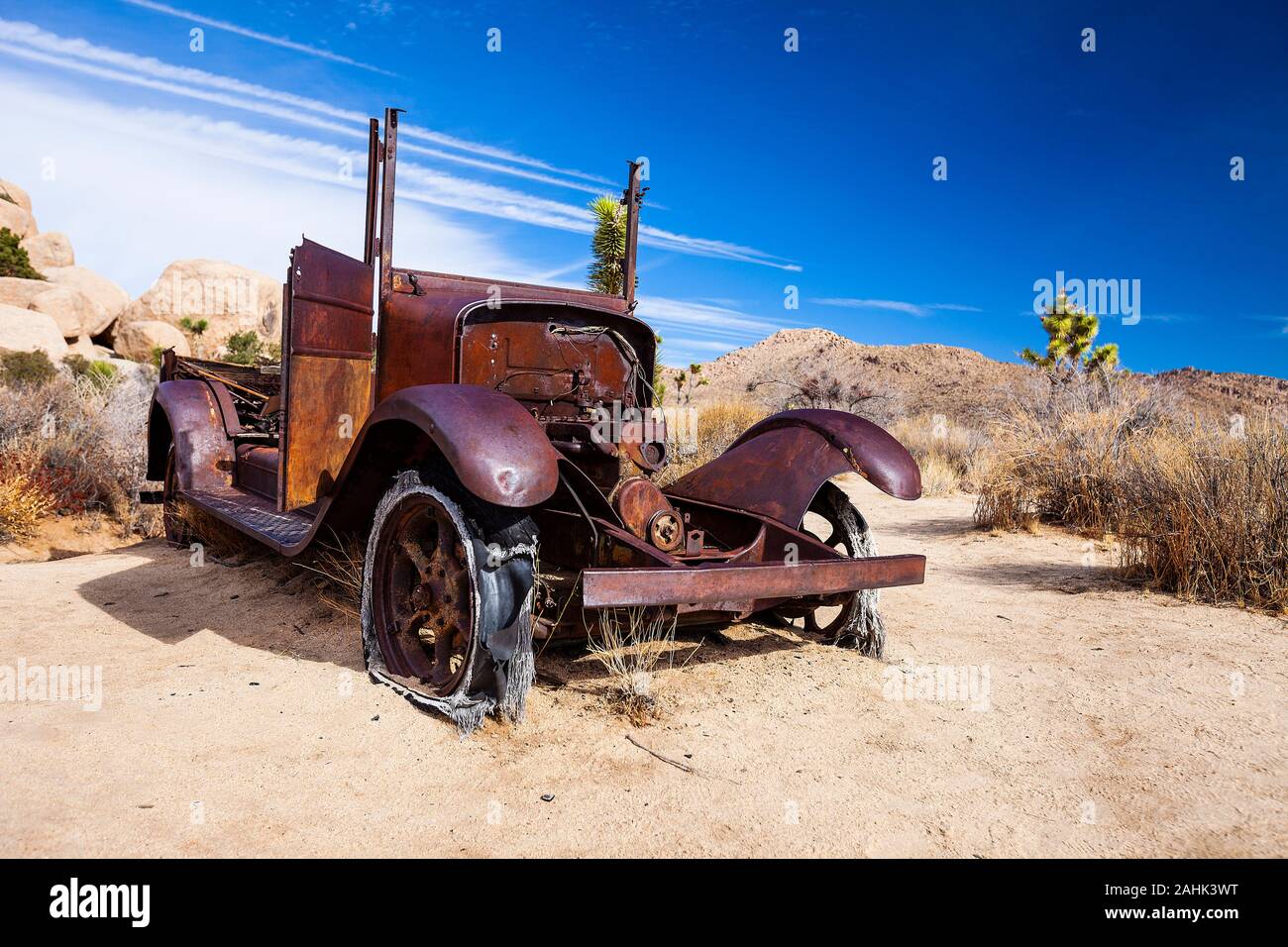 Old abandoned rusted vehicle Stock Photo - Alamy